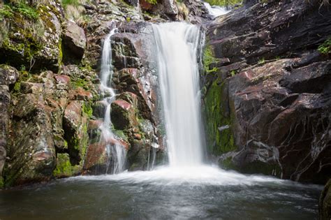 아름 다운 예술적 긴 노출 폭포의 좁은 스트림의 가까이 보기 태양 빛에 의해 덮여 붉은 바위 절벽 아래로 튀는 녹색 봄 이끼 0명에 대한 스톡 사진 및 기타 이미지 Istock