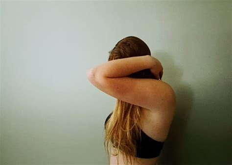 뒷목이 땡기는 이유 8가지 오른쪽 왼쪽 뒷목 통증 및 땡김 뻐근 두통 네이버 블로그