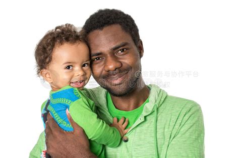 背景高清图片 快乐的黑人父亲和小男孩依偎在孤立的白色背景下，用它来给孩子、父母或爱 快乐的黑人父亲和小男孩依偎在孤立的白色背景下，用它来给孩子