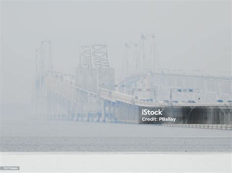전경에 있는 베이에 얼음으로 우울 안개 겨울 날에 체사피크 베이 브리지 눈 냉동상태의 물에 대한 스톡 사진 및 기타 이미지