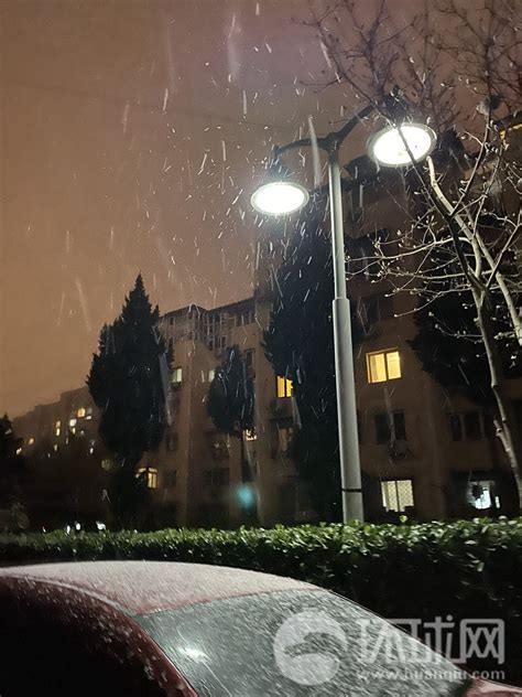 北京初雪来了 夜晚雪花飘落，美翻了！