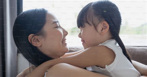 아시아 어머니와 딸은 미소 지으며 서로를 바라 봅니다 행복한 사랑 가족 개념 사진 Unsplash의 봄 이미지
