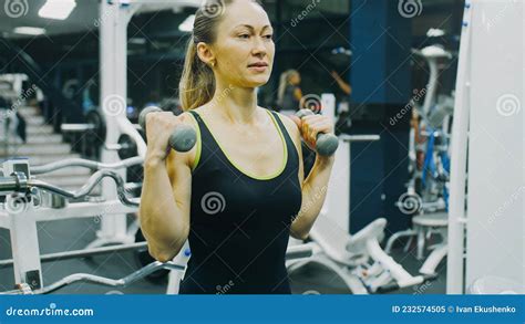 спортивные упражнения с дубинкой телоположительная девушка с красивыми