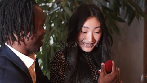 Un Africain Fait La Surprise Pour Sa Petite Amie Le Jour De La Saint