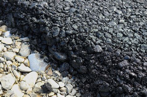 유럽 연합 구조 기금의 지원으로 건설 중인 아스팔트 도로의 새로운 층 거리에 대한 스톡 사진 및 기타 이미지 거리 건설 기계류 건설 산업 Istock