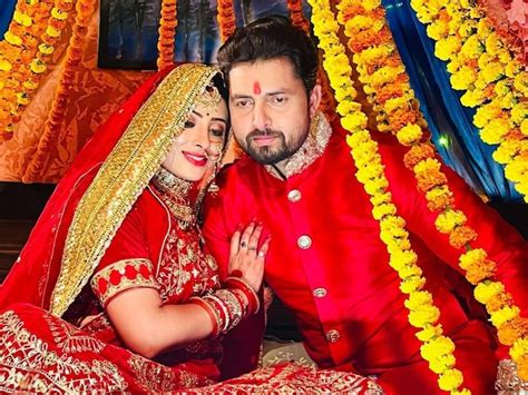 Pics दुल्हन के जोड़े में बैठी एक्ट्रेस संग रोमांटिक हुए मोनालिसा के