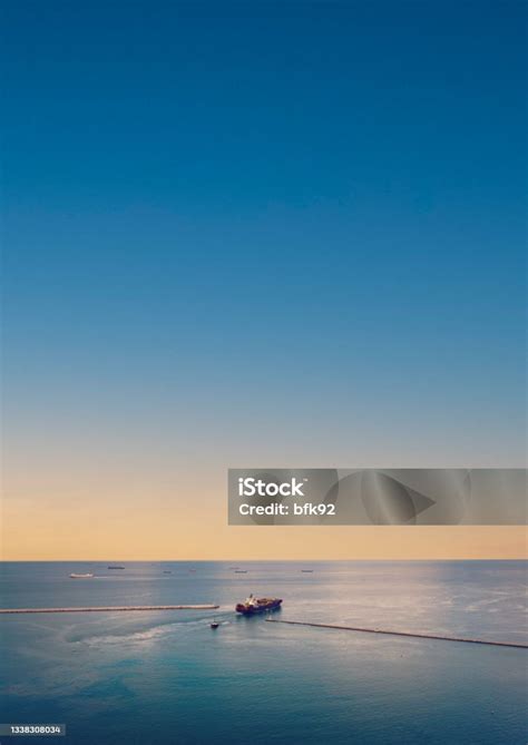 수입 및 수출 사업 물류용 컨테이너 컨테이너 상자를 운반하는 컨테이너 화물선의 항공 보기 컨테이너선에 대한 스톡 사진 및 기타 이미지 컨테이너선 떠남 바다 Istock