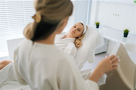 미용 클리닉에서 얼굴 Smas 리프팅 절차 전에 의료 소파에 누워 있는 알아볼 수 없는 미용사의 뒷모습 뷰티 스파에 대한 스톡 사진 및 기타 이미지 Istock