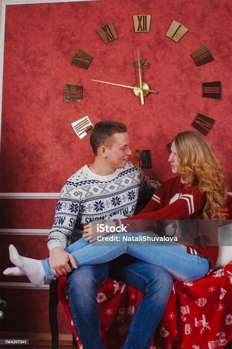 젊은 낭만적 인 귀여운 부부는 집에 머물고 함께 시간을 즐기고 있습니다 연인 포옹 에 Cristmas 장식 인테리어 2명에 대한 스톡 사진 및 기타 이미지 Istock
