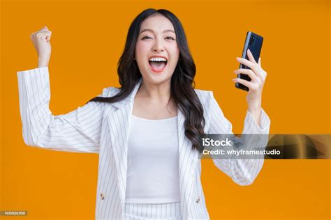 깜짝 얼굴 표정 아시아 비즈니스 여성 여성 손 제스처가 스마트 폰 화면 디스플레이에서 성공적인 진행 결과와 함께 종료되어 밝은