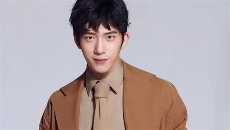 出生28天被遗弃，奶奶捡废品养大，成名后亲生父母却突然出现认亲