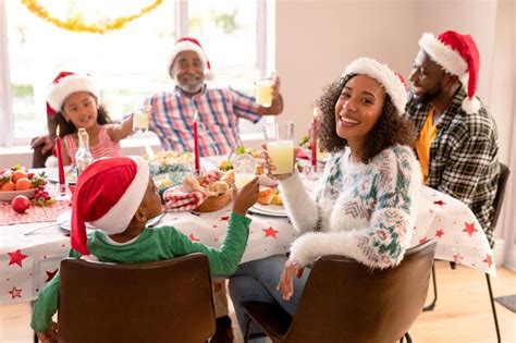 Família Feliz De Várias Gerações Usando Chapéus De Papai Noel Tendo A