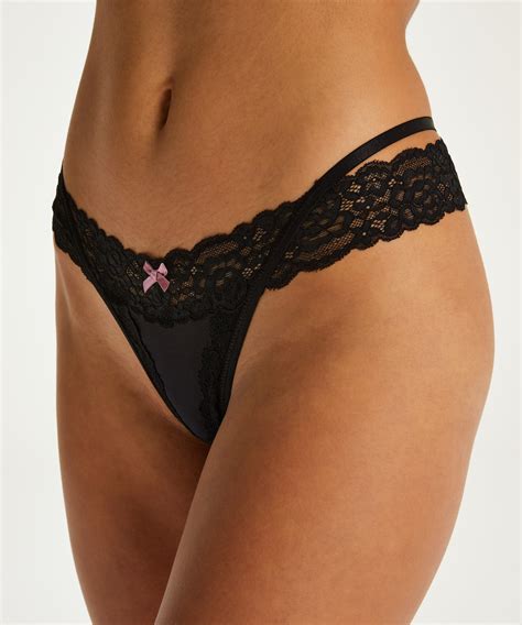 String En V Taille Très Basse Elliena Pour €899 Strings