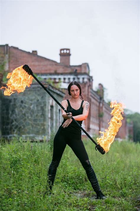 Menina Da Mostra Do Fogo Com Tochas Flamejantes Imagem De Stock