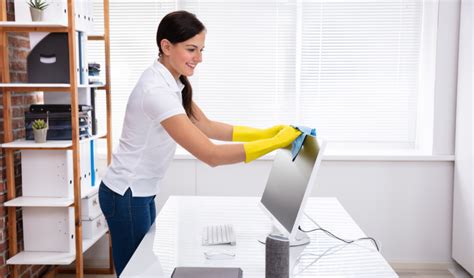 How To Clean A Computer Screen Without Leaving Streaks