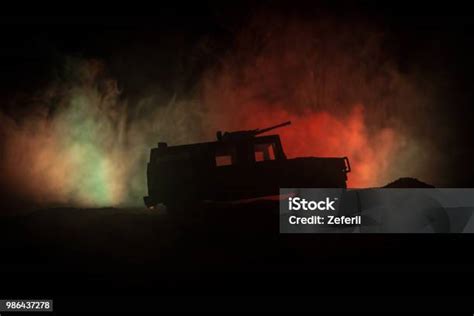 어둠에 군사 순찰차 안개 배경 톤 육군 전쟁 개념입니다 행동에 총과 장갑차의 실루엣입니다 장식 되어 있습니다 공격성에 대한 스톡 사진 및 기타 이미지 Istock