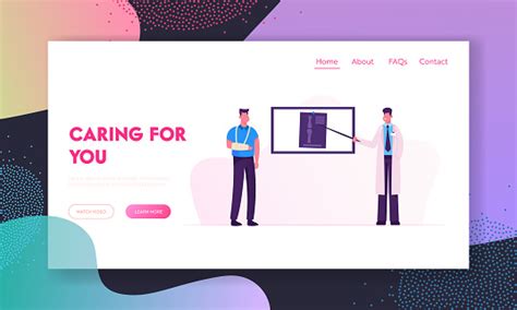 외상학 개업자 약속 웹 사이트 방문 페이지 의사는 병원 웹 페이지 배너에서 환자 부러진 팔 뼈의 엑스레이 이미지를 가리키는 화면에 서있다 만화 플랫 벡터 일러스트 개념에