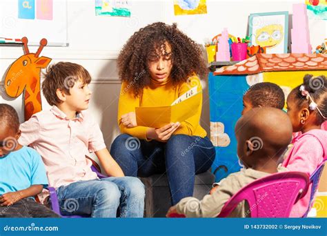 Professeur Dans Lécole Maternelle Lisant Un Livre Aux Enfants Photo