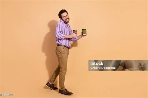 좋은 젊은 남성 산책 전화 통화의 전체 크기 사진 베이지 색 배경에 고립 된 트렌디 한 줄무늬 Formalwear 커피 착용 40 44세에 대한 스톡 사진 및 기타 이미지