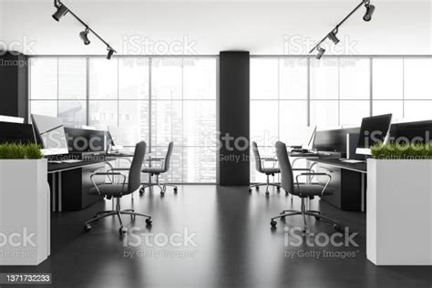 가벼운 비즈니스 룸 인테리어 좌석 Pc가있는 테이블 도시 전망이 있는 창 0명에 대한 스톡 사진 및 기타 이미지 0명 3