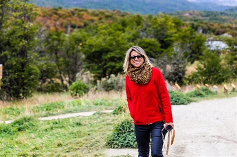 숲 한가운데 포즈 빨간 자 켓에 매력적인 금발 여자 에 선글라스 머리 무릎 흐리게 배경 계절에 대한 스톡 사진 및 기타 이미지 Istock
