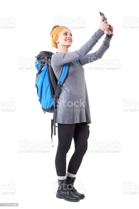 스마트폰으로 셀 카를 찍는 배낭과 함께 편안한 행복 한 여행 젊은 여자 셀카에 대한 스톡 사진 및 기타 이미지 셀카 여자 컷아웃 Istock