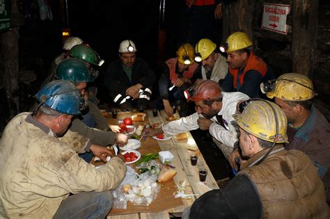 Madenciler yerin 300 metre altında ilk sahurunu yaptı Türkiye
