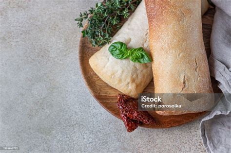 린넨 냅킨 돌 배경에 바삭한 이탈리아 어 시 아바타 빵 맨 위 보기입니다 공간을 복사합니다 건강한 생활방식에 대한 스톡 사진 및