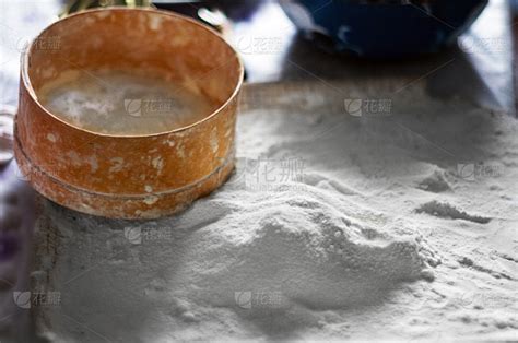 传统的木筛或筛子白面粉放在托盘上搅拌碗放在桌上