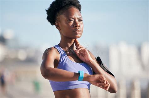 Esportes E Mulheres Verificando Pulso Para O Bem Estar Do Corpo