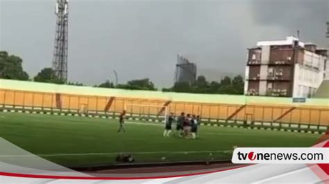 Viral Pemain Sepak Bola Tewas Tersambar Petir Di Stadion Siliwangi