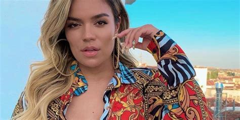 La bebecita Karol G mostró un poco más con su vestido en los Premios