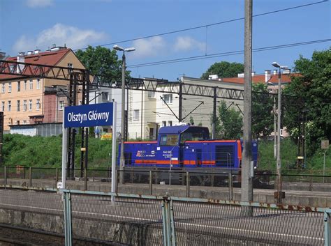 Funkcjonariusze z długą bronią na dworcu PKP Olsztyn Główny Policja