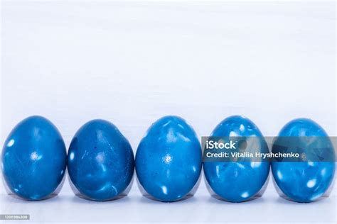 흰색 나무 배경에 다섯 푸른 공간 은하 부활절 달걀 닫아 부활절 인사말 카드입니다 공간을 복사합니다 0명에 대한 스톡 사진 및 기타 이미지 Istock