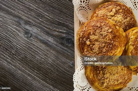 나무 테이블에 신선한 빵 Gogal 3월에 대한 스톡 사진 및 기타 이미지 3월 Nowruz 공휴일 Istock