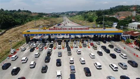 Terapkan Rekayasa Lalin One Way Dan Contraflow Petugas Kepolisian Sigap Dalam Mengatur Jalannya