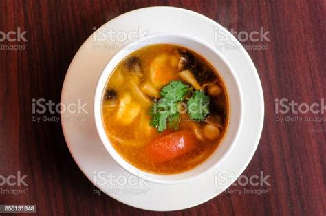 새우 톰 얌 버섯 토마토 레몬그라스 라임 타이 칠리 신 국물에 Galangal 0명에 대한 스톡 사진 및 기타 이미지 0명