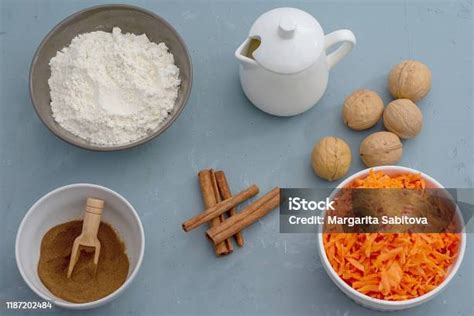 당근 케이크를 굽는 재료 밀가루 강판 당근 우유 호두 향신료는 회색의 부엌 테이블에 있습니다 당근 케이크 의 날 0명에 대한 스톡 사진 및 기타 이미지 Istock