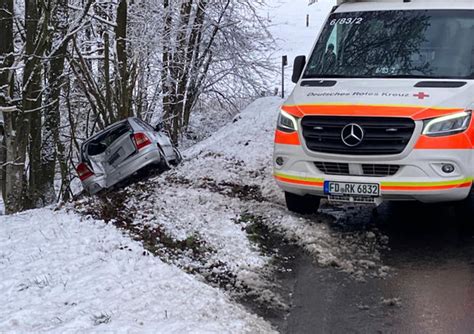 Aktuell Unfall bei Döllbach Auto rutscht gegen Bäume