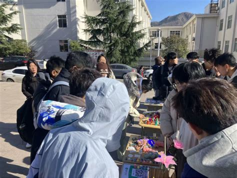 机电工程学院团委组织青尘义工队开展与青尘‘义起，让爱心传递爱心义卖活动 青岛科技大学团委