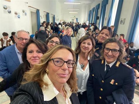 Giornata Contro Violenza Sulle Donne Le Iniziative Della Polizia A Pescara