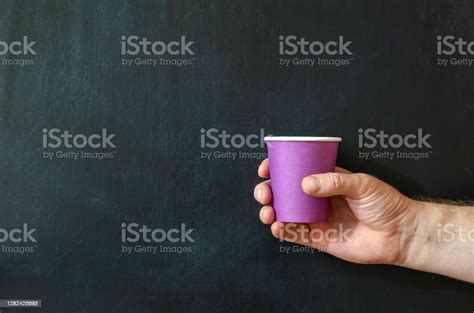 한 남자의 손이 검은 색 배경에 라일락 커피 잔을 들고 있다 남자에 대한 스톡 사진 및 기타 이미지 남자 마실 것 마케팅