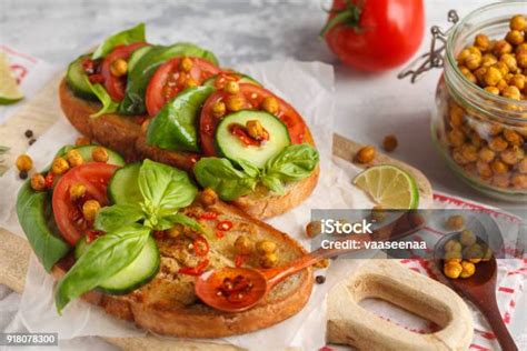 오픈 채식 샌드위치 토마토 오이 튀긴된 Chickpeas와 바 질 건강 한 채식 음식 개념입니다 0명에 대한 스톡 사진 및 기타