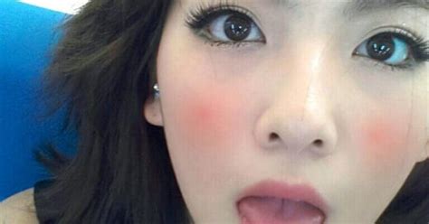 강지영 셀카 헥헥 무대 힘들다 발그레한 볼터치에 혀 쭉 내밀고~