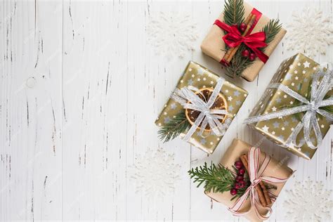 Coleção De Caixas De Presentes No Envoltório De Natal Entre Flocos De