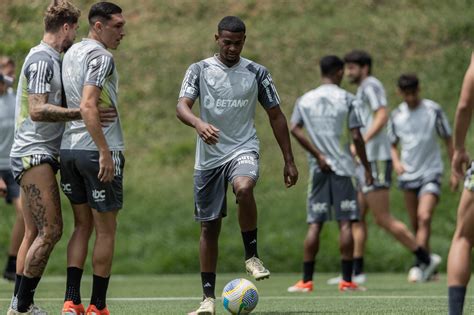 Escalação do Atlético MG Milito relaciona quatro titulares e garotos