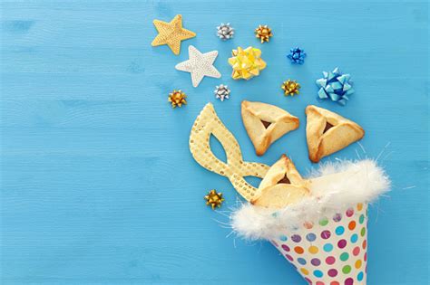 푸 림 축제 개념 입니다 푸른 나무 테이블 위에 전통적인 Hamantaschen 쿠키입니다 귀 부분에 대한 스톡 사진 및 기타