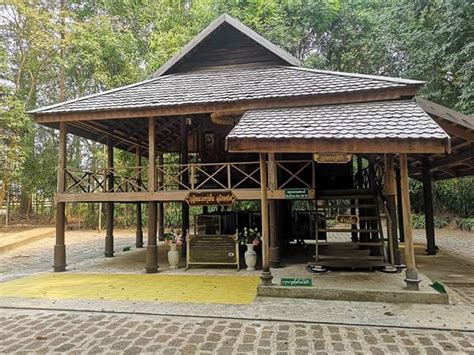 กุฏิหลวงปู่มั่น ภูริทัตโต วัดป่าอรัญญวิเวก
