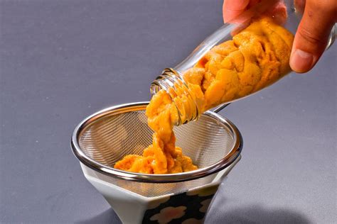 岩手県宮古市ではウニ漁が解禁 採れたての殻を割った味そのままの絶品「ウニ」をどうぞ 休暇村陸中宮古では6月1日から新しい「三陸ウニざんまい会席