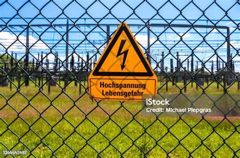 화창한 날에 많은 전력선으로 전기 에너지를 분배하는 큰 변전소 울타리에서 독일어로 고전압이라는 단어를 표시하는 표지판 0명에 대한 스톡 사진 및 기타 이미지 Istock